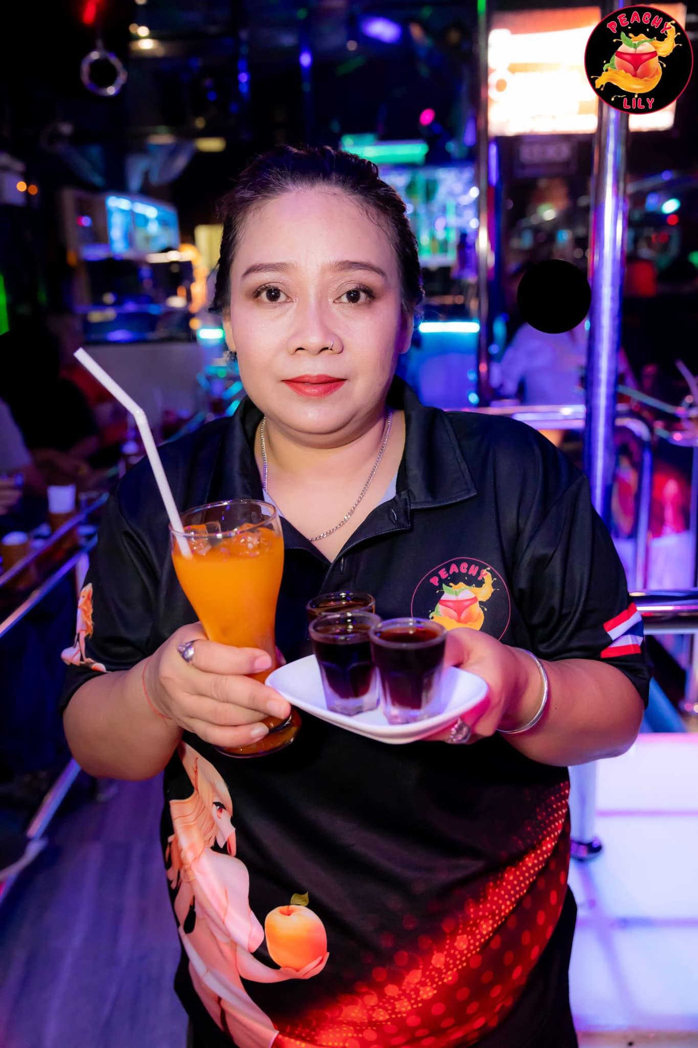 Peachy Lily's - Soi LK Metro - Ladyboy Bars - LadyBoyReview