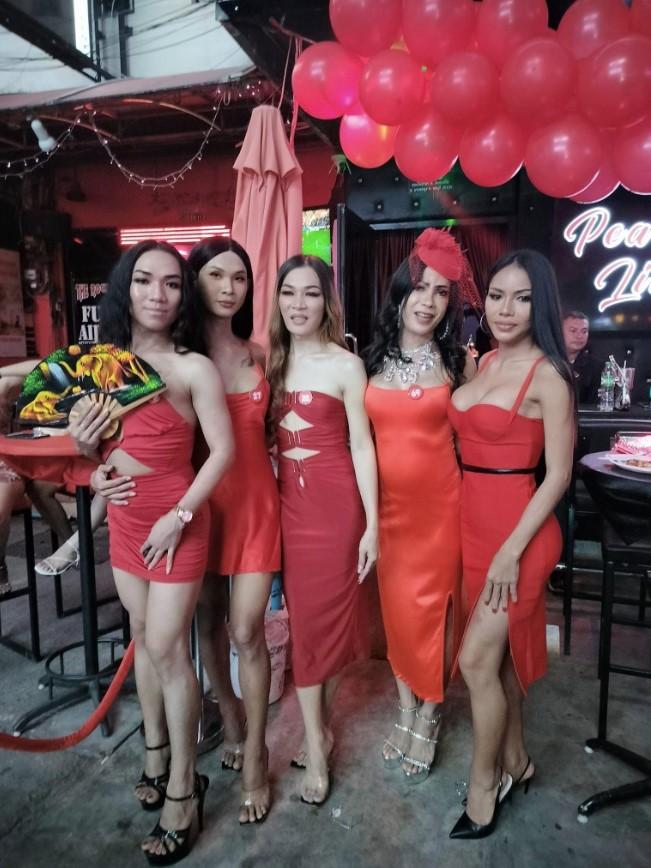 Peachy Lily's - Soi LK Metro - Ladyboy Bars - LadyBoyReview