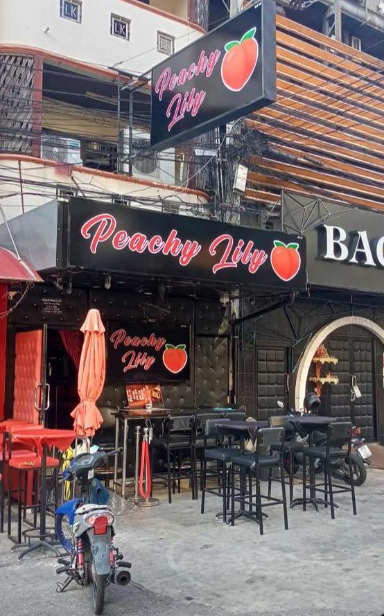 Peachy Lily's - Soi LK Metro - Ladyboy Bars - LadyBoyReview