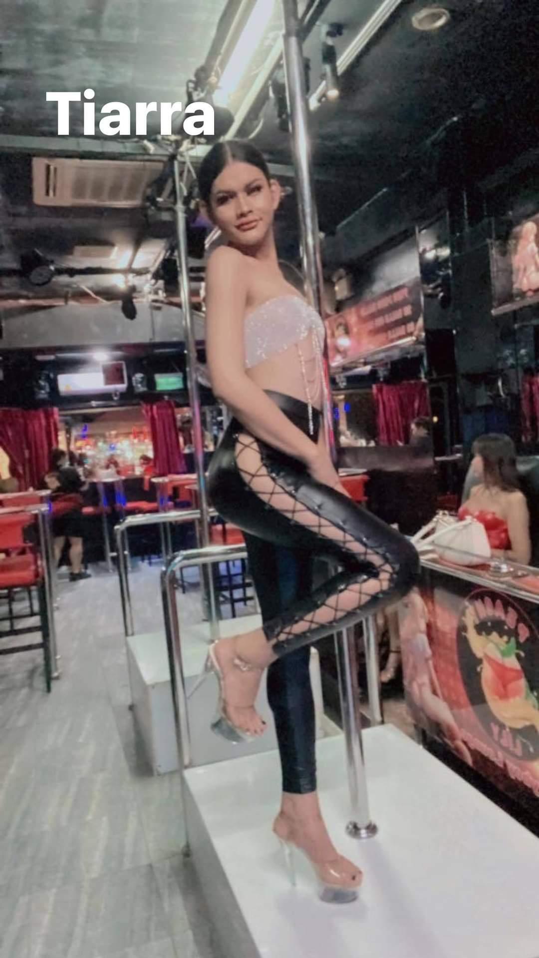 Peachy Lily's - Soi LK Metro - Ladyboy Bars - LadyBoyReview