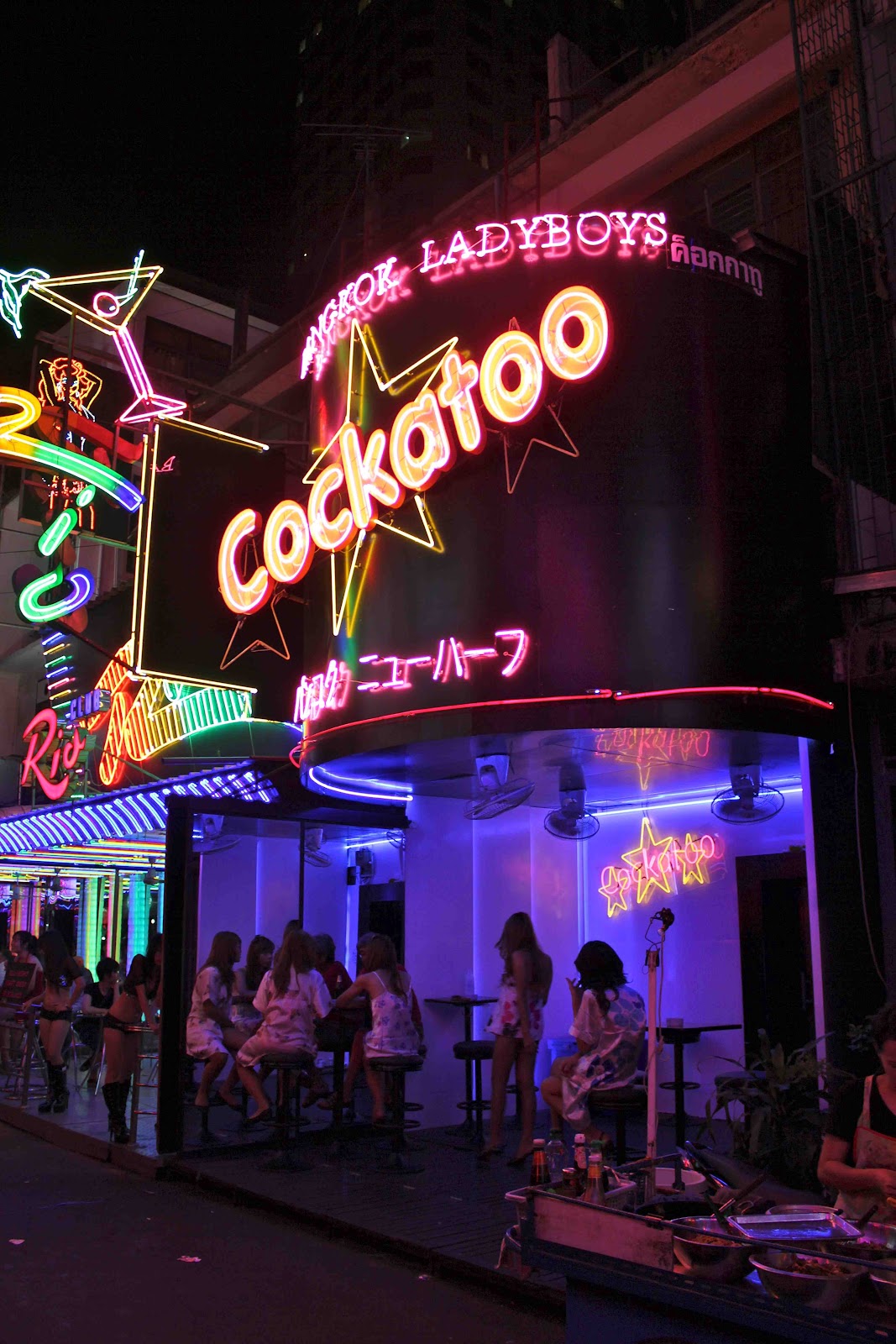 Cockatoo Bar - Soi Cowboy - Bangkok - LadyBoyReview
